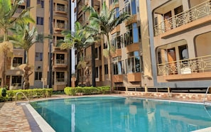 Piscina exterior, espreguiçadeiras 