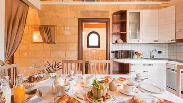 Suite Superior | Cozinha privada | Um frigorífico/congelador grande, uma cafeteira/bule