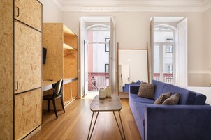 Master Suite with Balcony | Sala de estar | TV de ecrã plano 