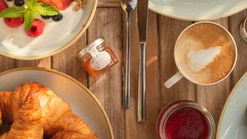 Pequeno-almoço tipo buffet diário (45 EUR por pessoa)