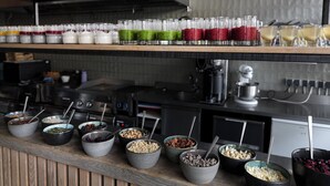 Uma bancada de cozinha com diversos alimentos e utensílios.
