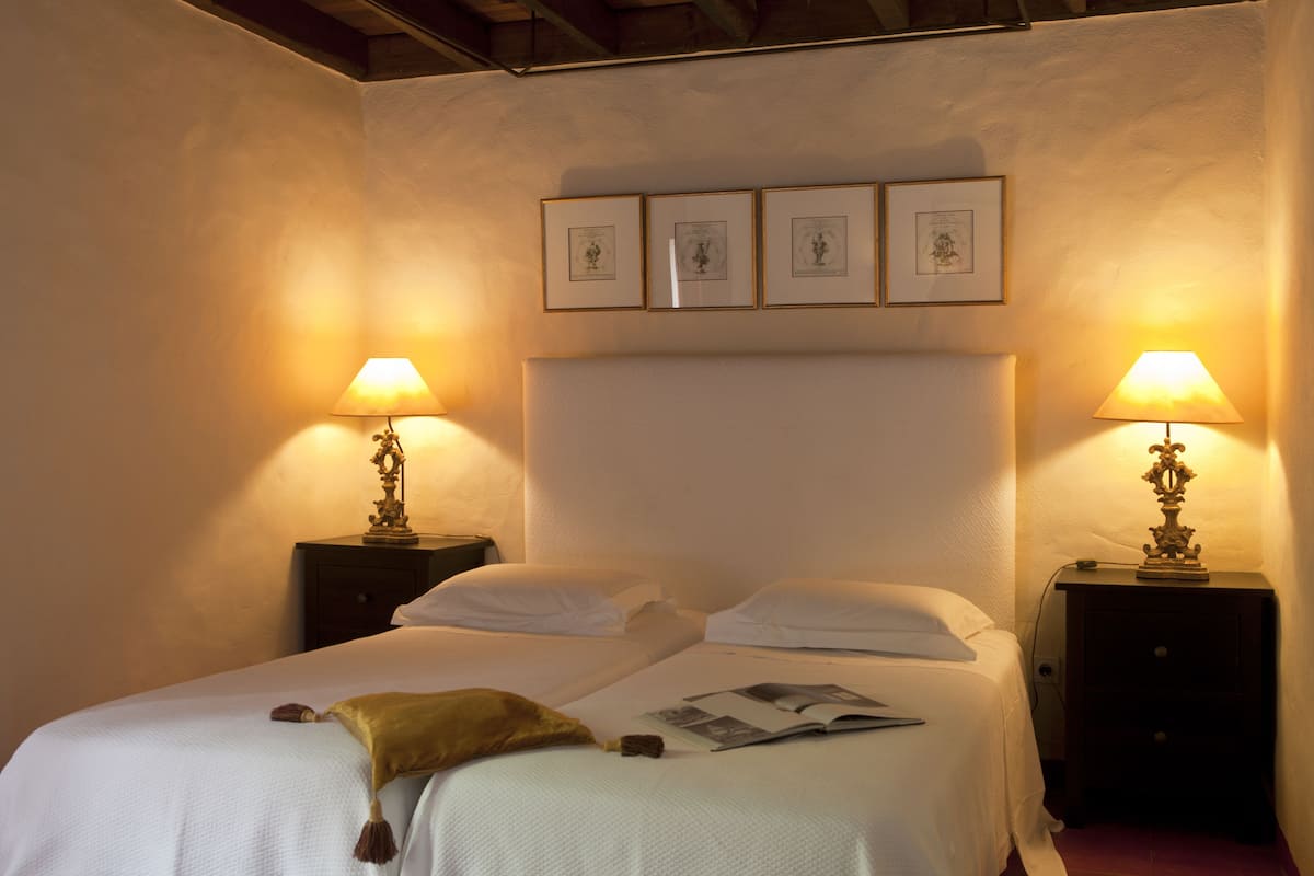 Quarto casal standard | Camas extras/dobráveis (sobretaxa), Wi-Fi de cortesia, roupa de cama