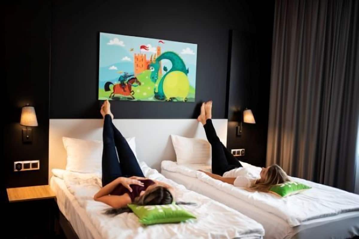 Quarto duplo, 2 camas de solteiro | Escrivaninha, espaço de trabalho para notebook, cortinas blackout