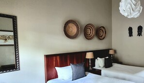 Quarto Twin | Com decoração personalizada, com mobília individualizada, secretária 