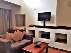 Quarto Duplo Premium | Sala de estar | Televisor LED de 54 cm com canais via satélite, televisor 
