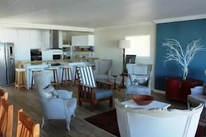 Apartamento Empresarial, 1 cama king-size | Sala | TV de ecrã plano 