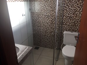 Quarto (Up to 5 People/Até 5 Pessoas) | Banheiro | Chuveiro, toalhas de banho