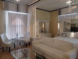 Suíte, banheiro privativo (Diamonds and Pearls Luxury Suite) | Roupas de cama premium, ferros/tábuas de passar roupa, Wi-Fi de cortesia