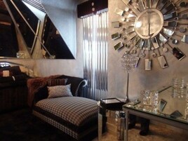 Quarto, banheiro privativo (Reflections) | Roupas de cama premium, ferros/tábuas de passar roupa, Wi-Fi de cortesia