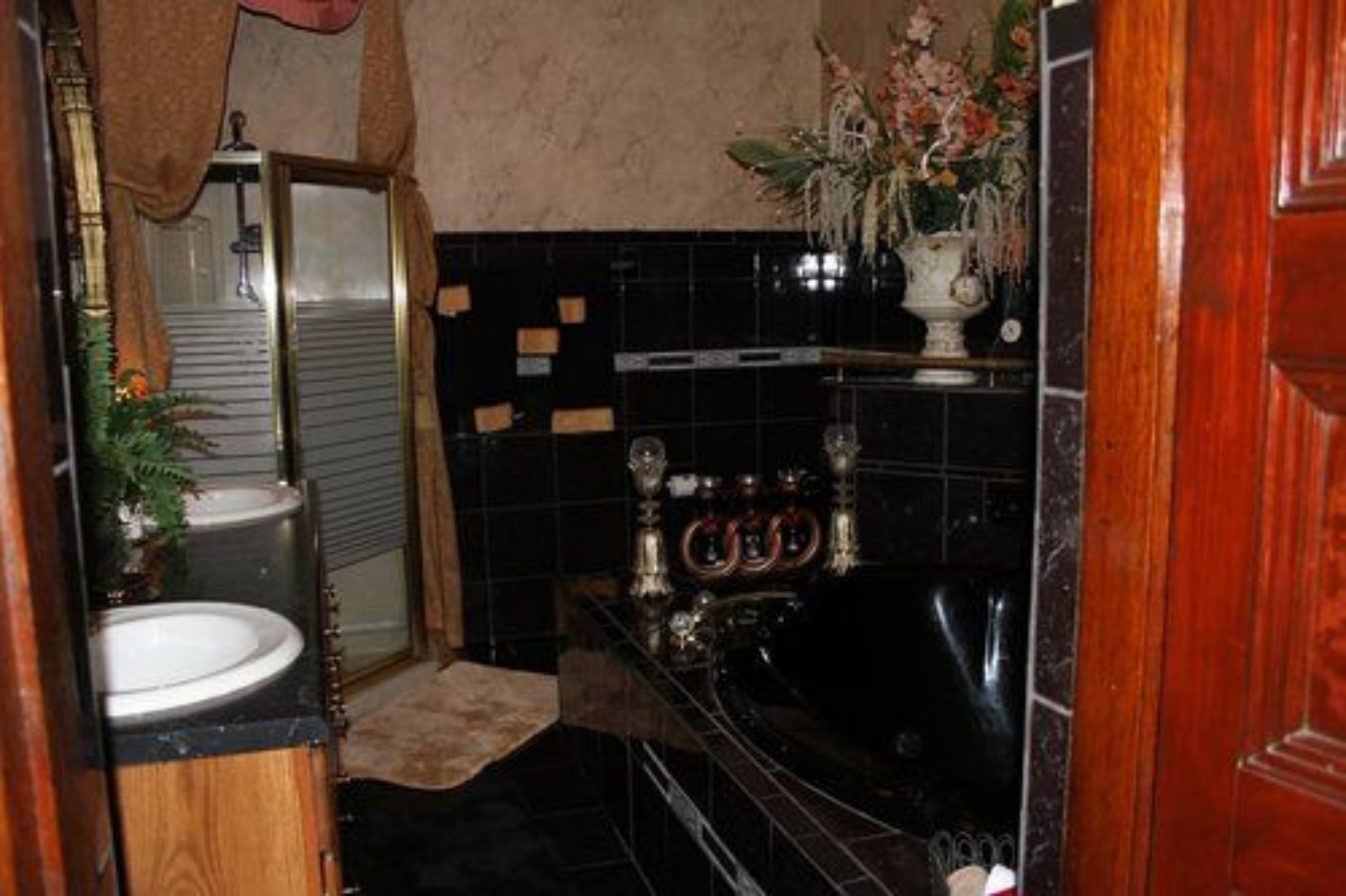 Casa de banho com banheira, pia e espelho.