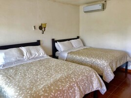 Quarto quádruplo básico, acesso à piscina, vista para a colina | Frigobar, escrivaninha, Wi-Fi de cortesia, roupa de cama