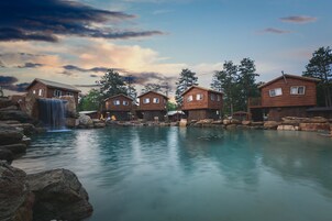 2 piscinas internas, piscina externa sazonal, guarda-sóis