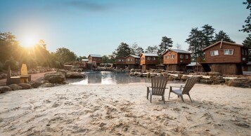 Praia particular, areia branca, espreguiçadeiras 