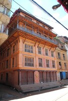 Um edifício tradicional com várias janelas e uma varanda.