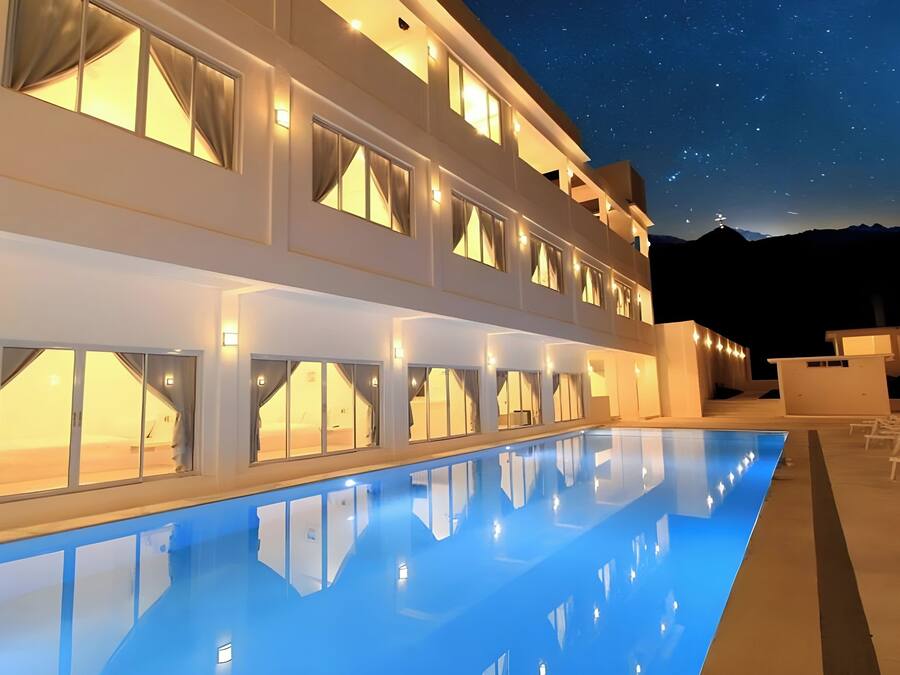 Piscina externa, espreguiçadeiras