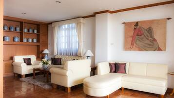2 Bedrooms Family Suite  | Área de estar | TV