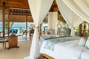 Villa, 2 quartos, piscina privativa, vista para o oceano (Raja Mandaka, Private Lap Pool) | Roupa de alta qualidade, minibar grátis, cofre no quarto 