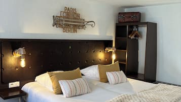 Quarto Twin Comfort | Roupa de alta qualidade, camas de colchão pillowtop, secretária