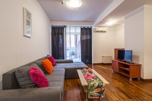 Apartamento, 2 quartos, terraço (26A Messina) | Sala de estar | Televisor 