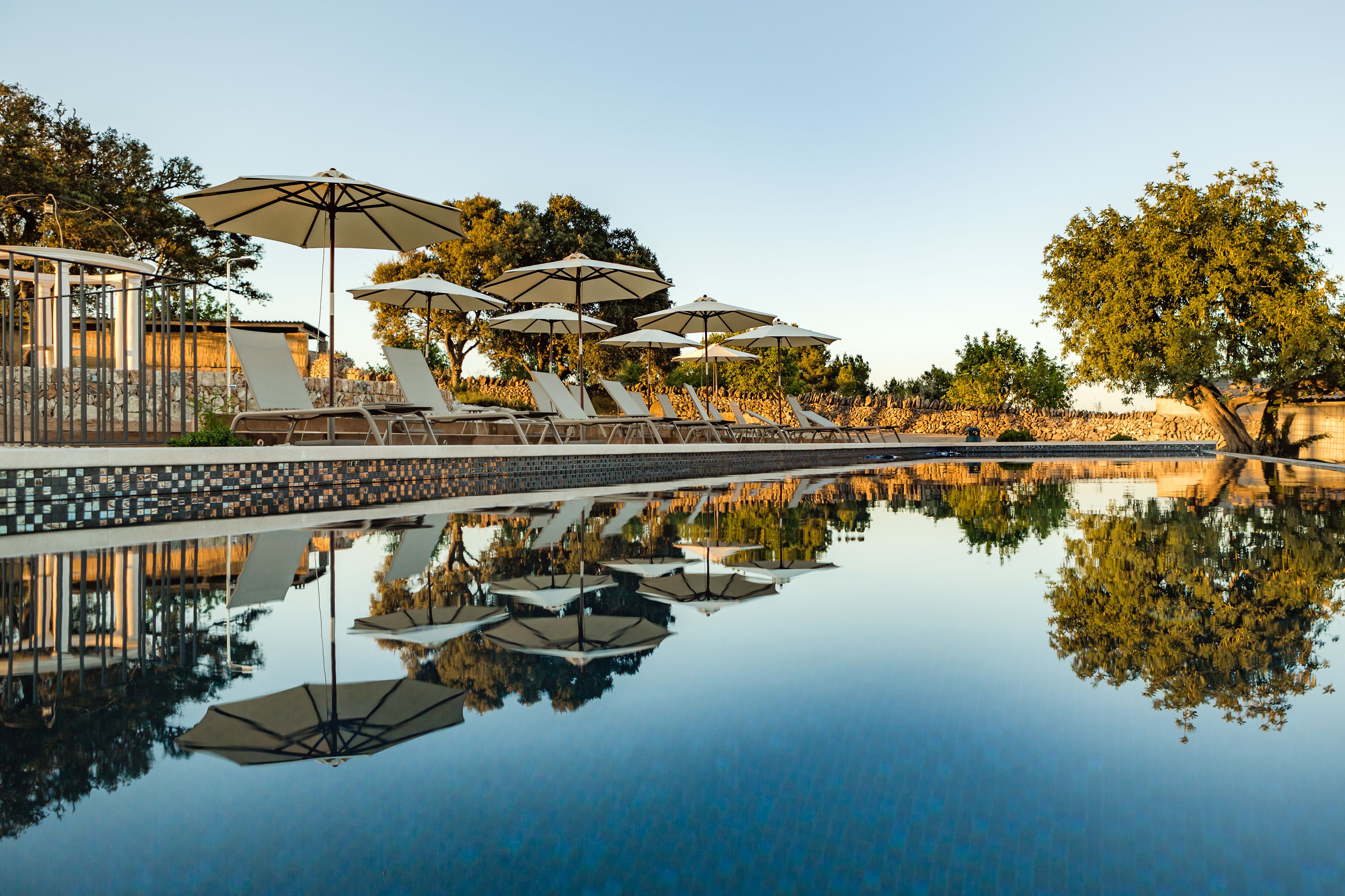 Piscina exterior, uma piscina transbordante, espreguiçadeiras 
