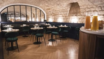 Pequeno-almoço tipo buffet diário (16 EUR por pessoa)