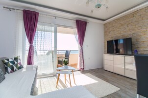 Apartamento Deluxe, 1 quarto | Roupa de alta qualidade, com decoração personalizada, secretária