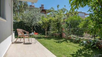 Luna - 2 Bed with Private Garden by the Pool | Terraço/pátio