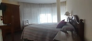 Quarto casal de uso individual | Escrivaninha, cortinas blackout, Wi-Fi de cortesia, roupa de cama