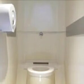 Quarto (Trio) | Casa de banho | Um polibã, artigos de higiene ecológicos, um secador de cabelo 