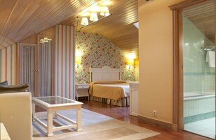 Minibar, cofre no quarto, secretária, berços/camas para crianças grátis 