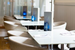 Café da manhã, almoço e jantar; culinária internacional 