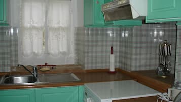 Casa Familiar, vista para o pátio | Cozinha privada | Um frigorífico, um forno, uma placa de cozinha