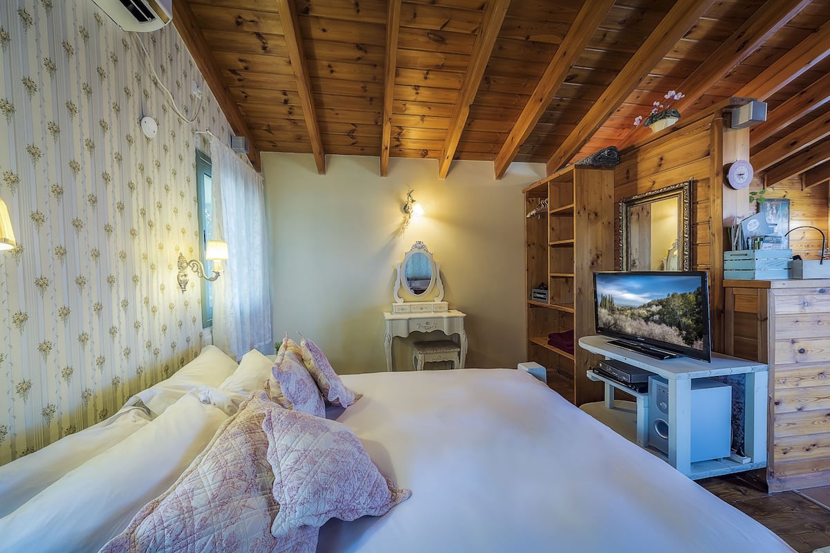 Deluxe Lake View Chalet | Secretária, berços/camas para crianças grátis, Wi-fi grátis