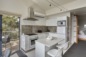 Geladeira grande, micro-ondas, fogão, cooktop