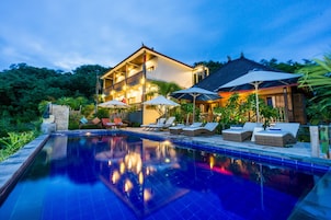 Piscina exterior, espreguiçadeiras 