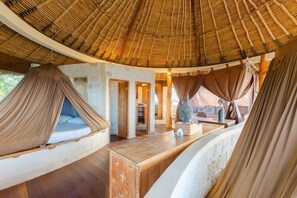 Three-Bedroom Villa with Private Pool and Sea View | Minibar, cofre no quarto, com decoração personalizada 