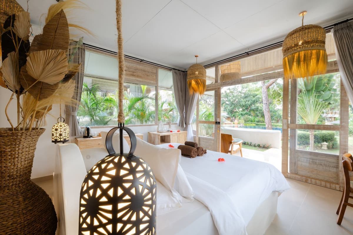 Pool View Lodge | Frigobar, cofres nos quartos, individualmente decorados