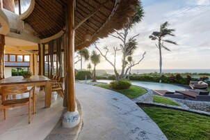 Three-Bedroom Villa with Private Pool and Sea View | Área de estar