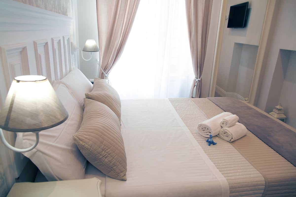 Quarto casal econômico | Frigobar, cofres nos quartos, escrivaninha, quartos à prova de som