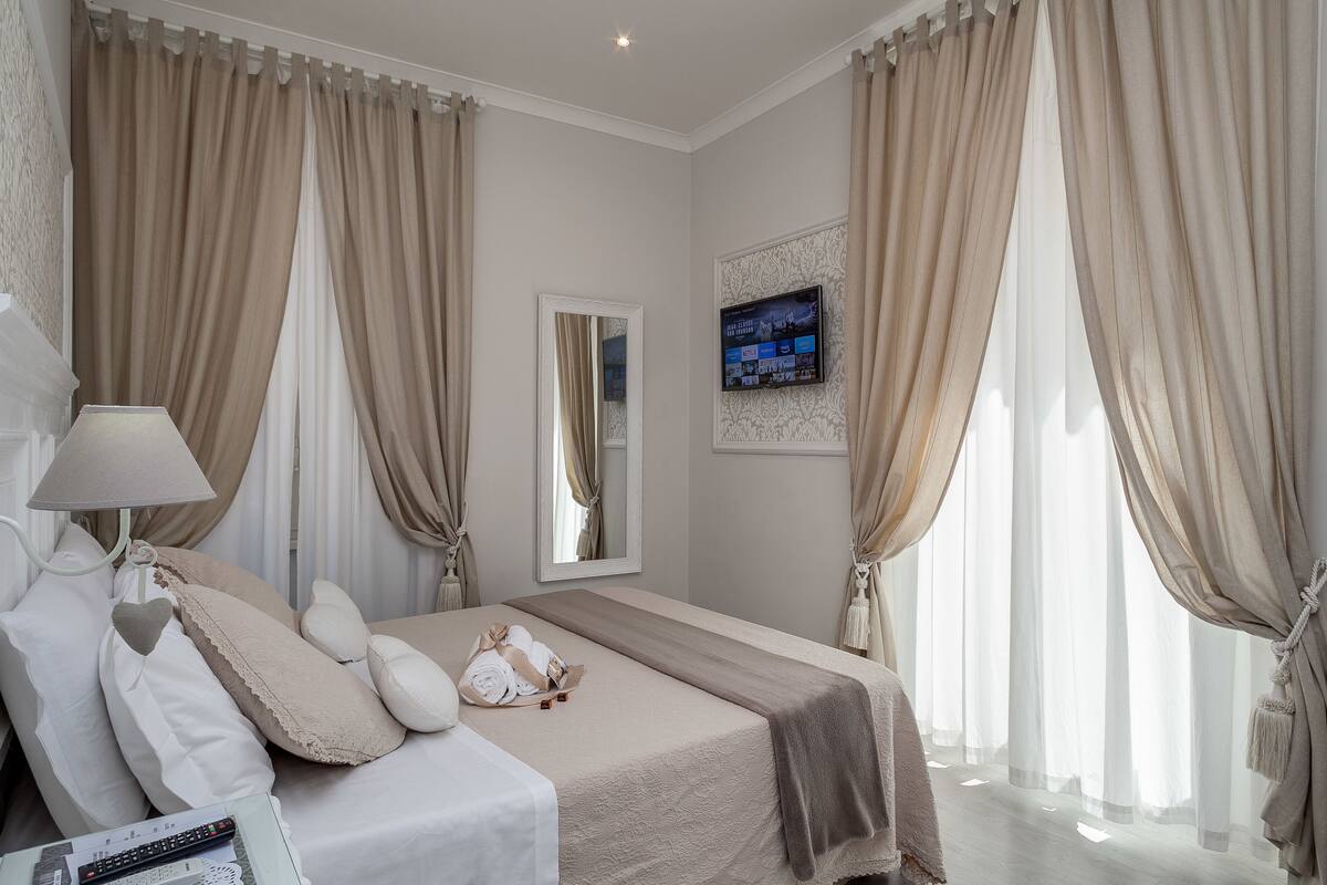 Quarto superior | Frigobar, cofres nos quartos, escrivaninha, quartos à prova de som