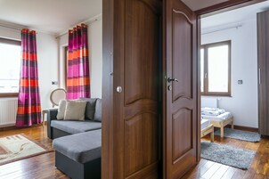 Apartamento, 2 quartos (24 Napoli) | Individualmente decorados, individualmente mobiliados, cortinas blackout