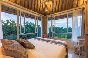 Minibar, cofre no quarto, secretária, ferro/tábua de engomar 