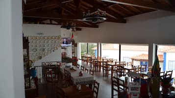 Almoços e jantares servidos, incluindo cozinha portuguesa