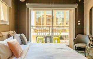 Quarto casal luxo, sacada | Frigobar, cofres nos quartos, quartos à prova de som