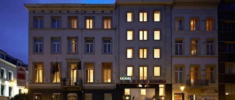 Fachada da propriedade à noite