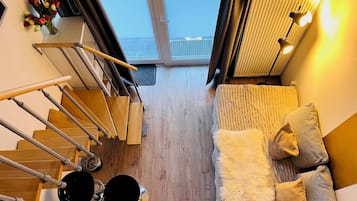 Duplex clássico (F6) | Área de estar | TV de tela plana 80 cm com canais a cabo, TV