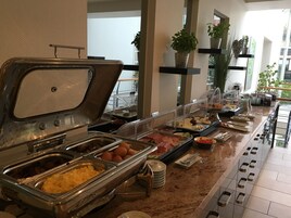 Café da manhã com buffet mediante uma taxa nos fins de semana