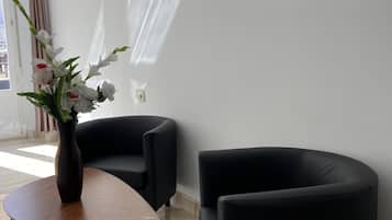 Quarto Deluxe, 2 camas individuais, casa de banho privativa, Vista para a cidade | Cortinas/cortinados opacos, quartos insonorizados