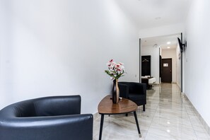 Quarto Deluxe, 2 camas individuais, casa de banho privativa, Vista para a cidade | Sala de estar | TV de ecrã plano 