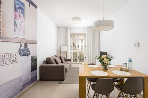 Apartamento Deluxe, 1 quarto | Sala de estar | Televisor de ecrã plano de 42 polegadas com canais via satélite 